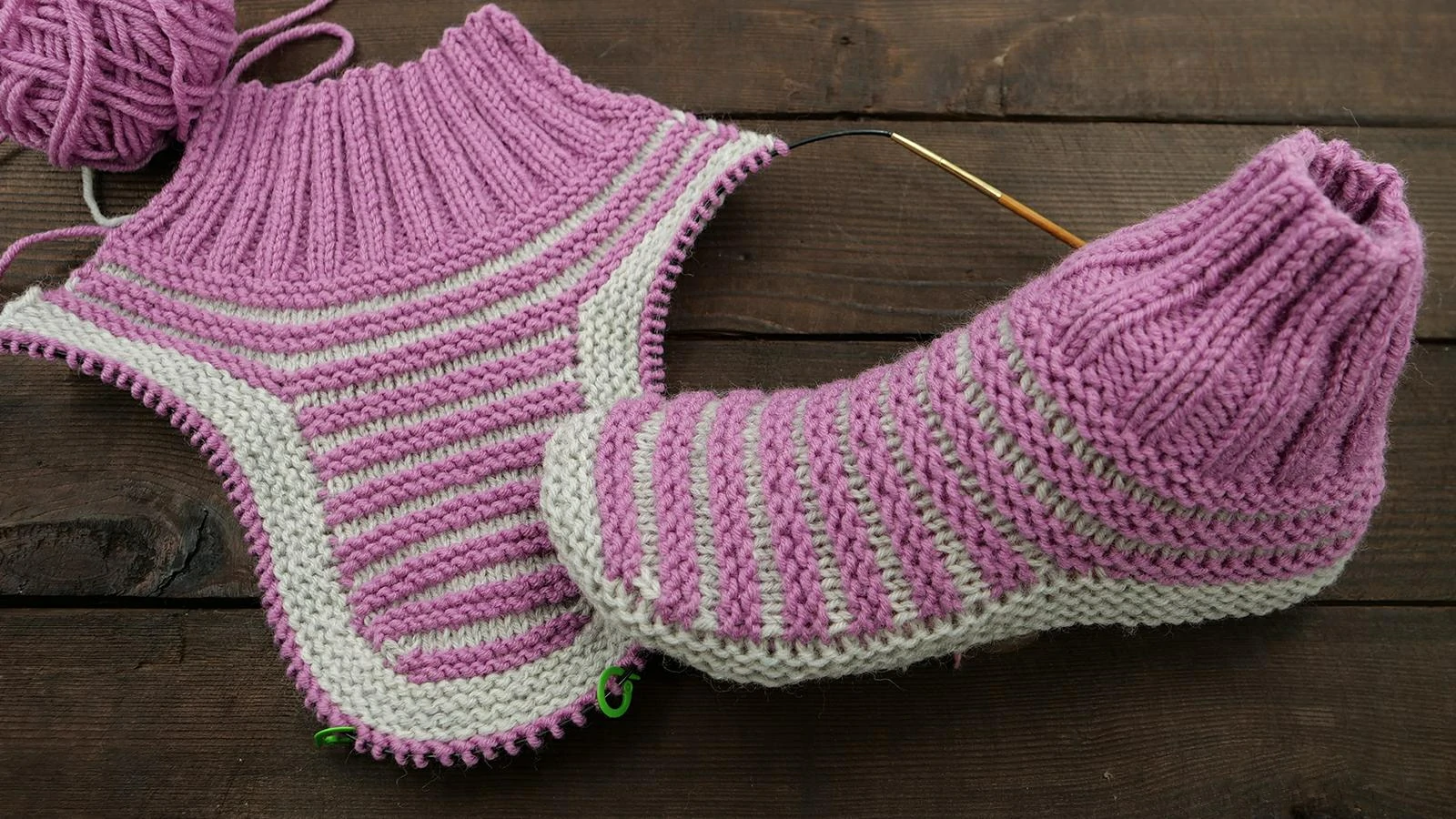 Slippers - Free knitting pattern - DIY Education