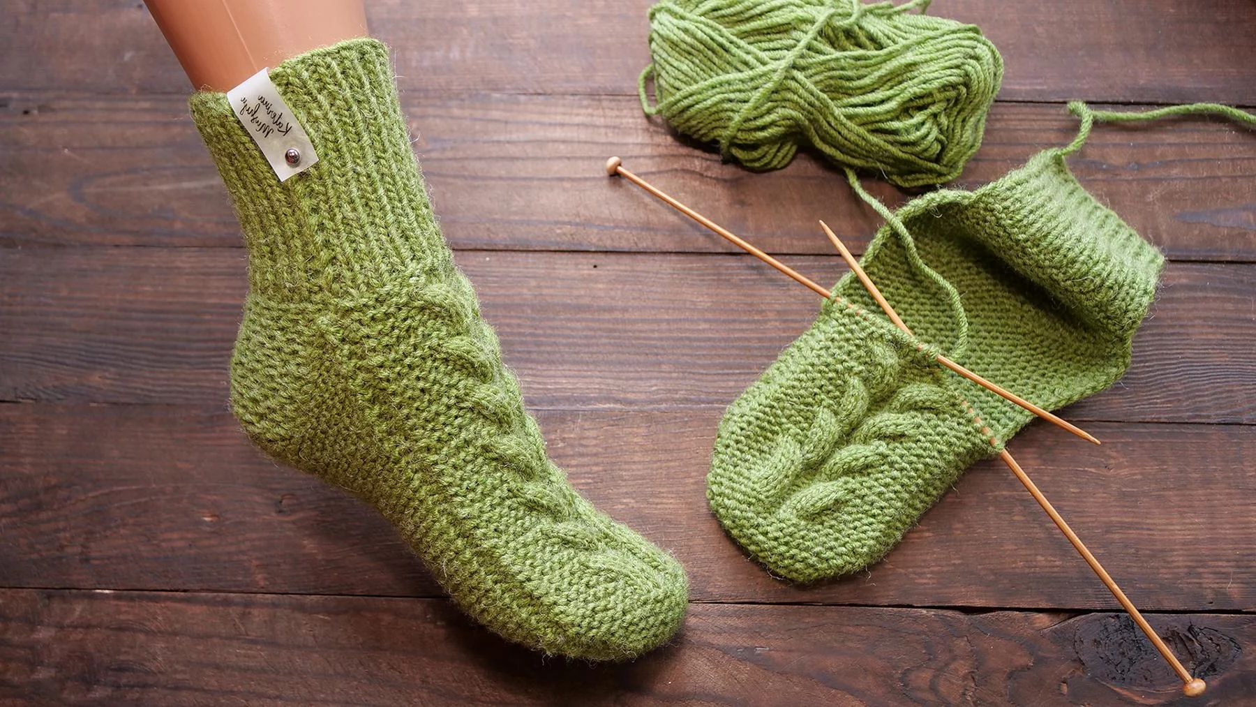 Seamless women's socks - Free knitting pattern - DIY Education
