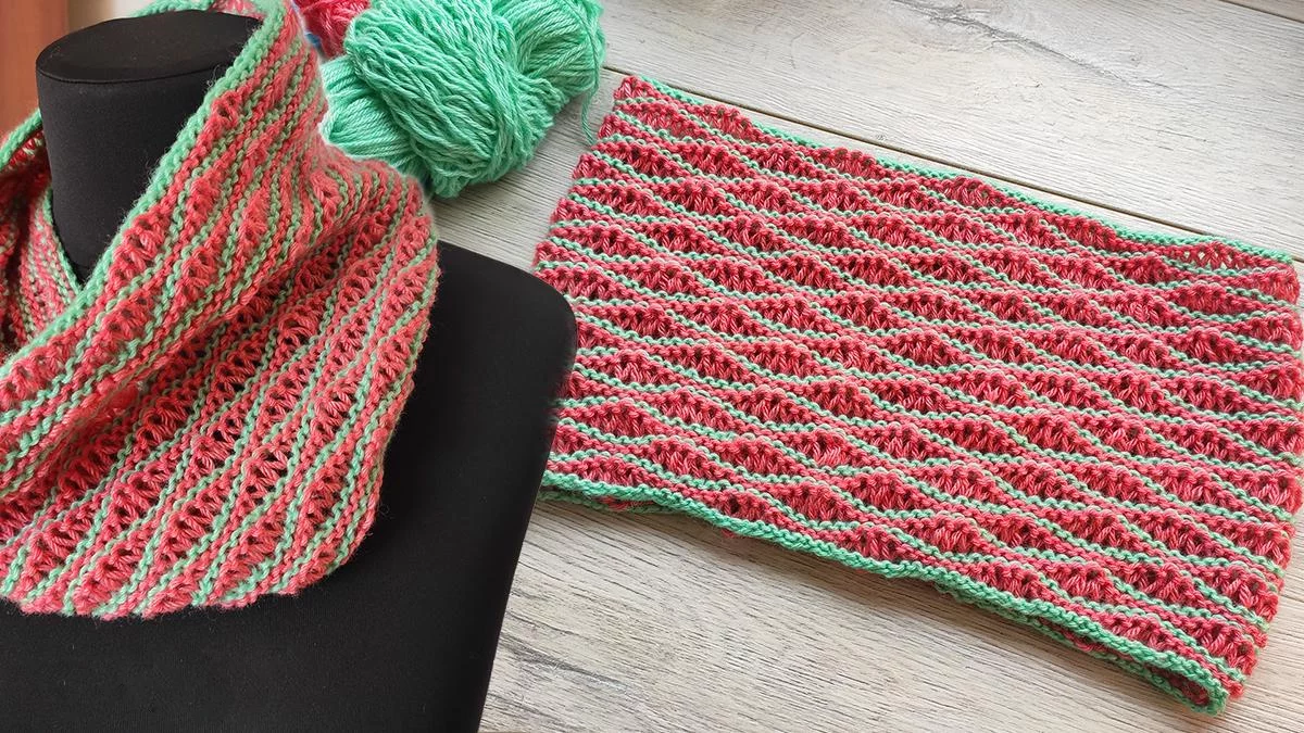 Two-color cowl - Free knitting pattern - DIY Education